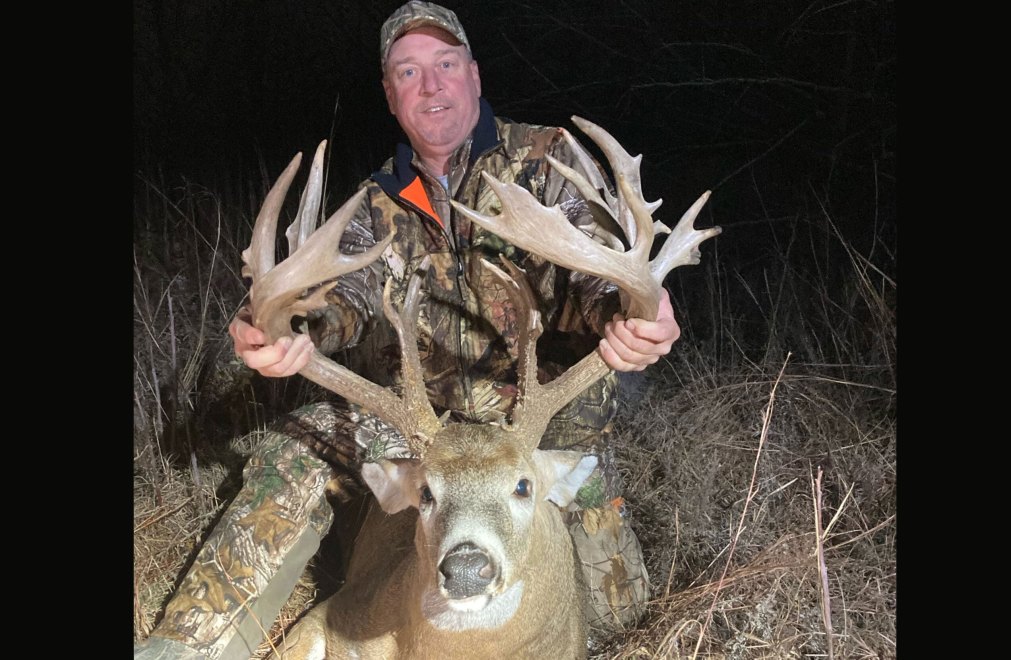 Bowhunter Tags a 200-Inch Buck in the St. Louis Suburbs After 5 Years ...