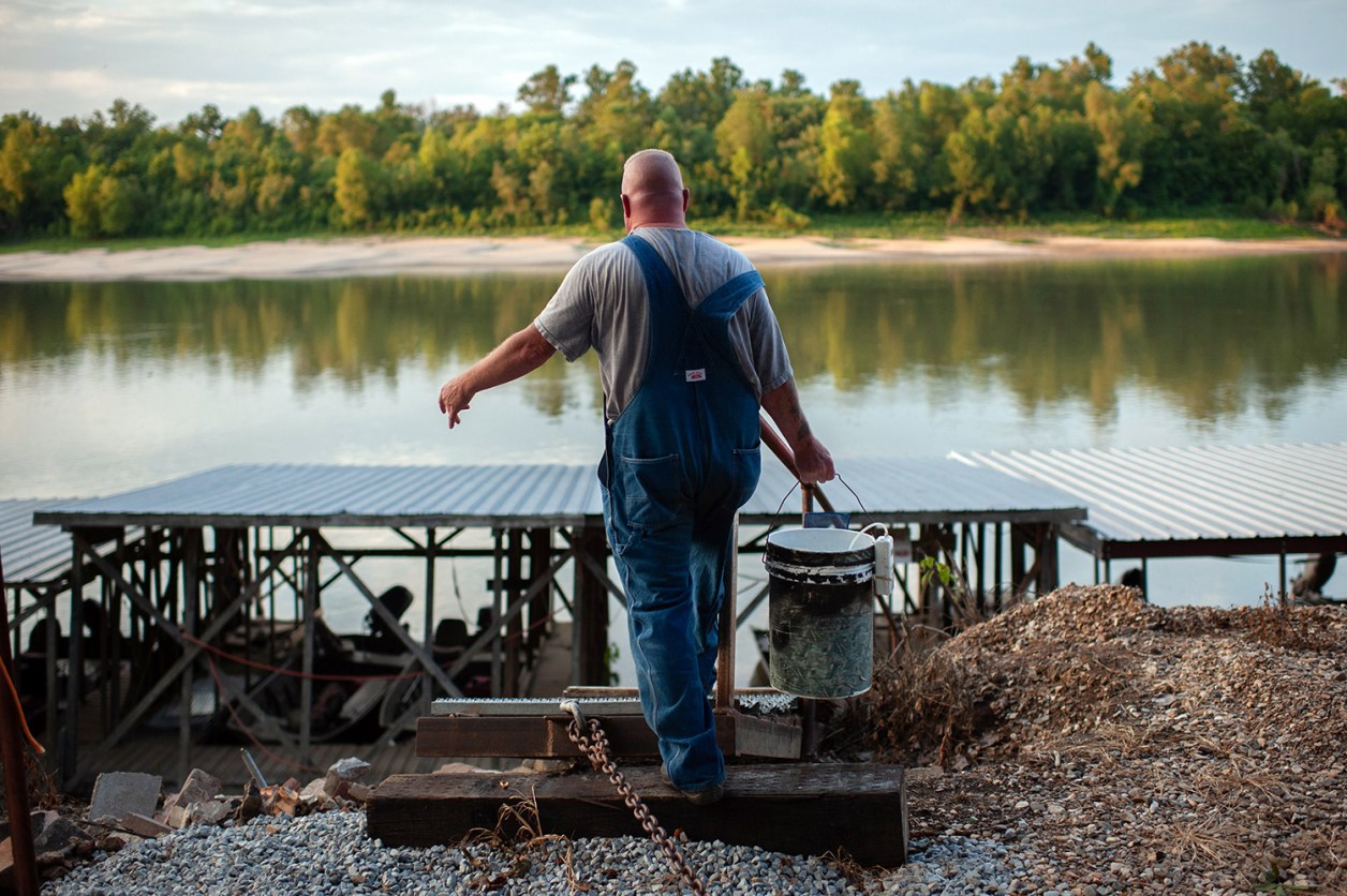 24 Fascinating Photos of Catfish Trotlining, a Dying Art in the South