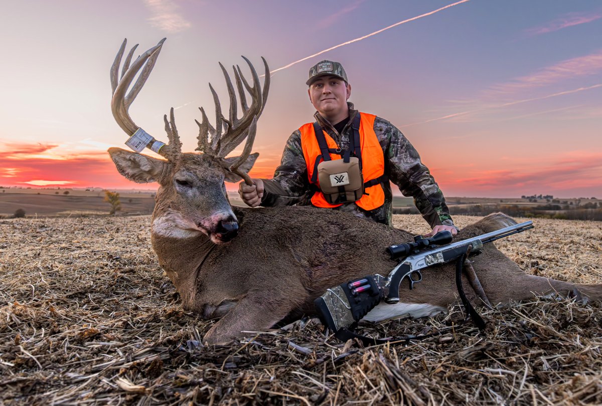 Iowa Farmer Takes a Break from Combining to Tag a 30-Point Behemoth ...