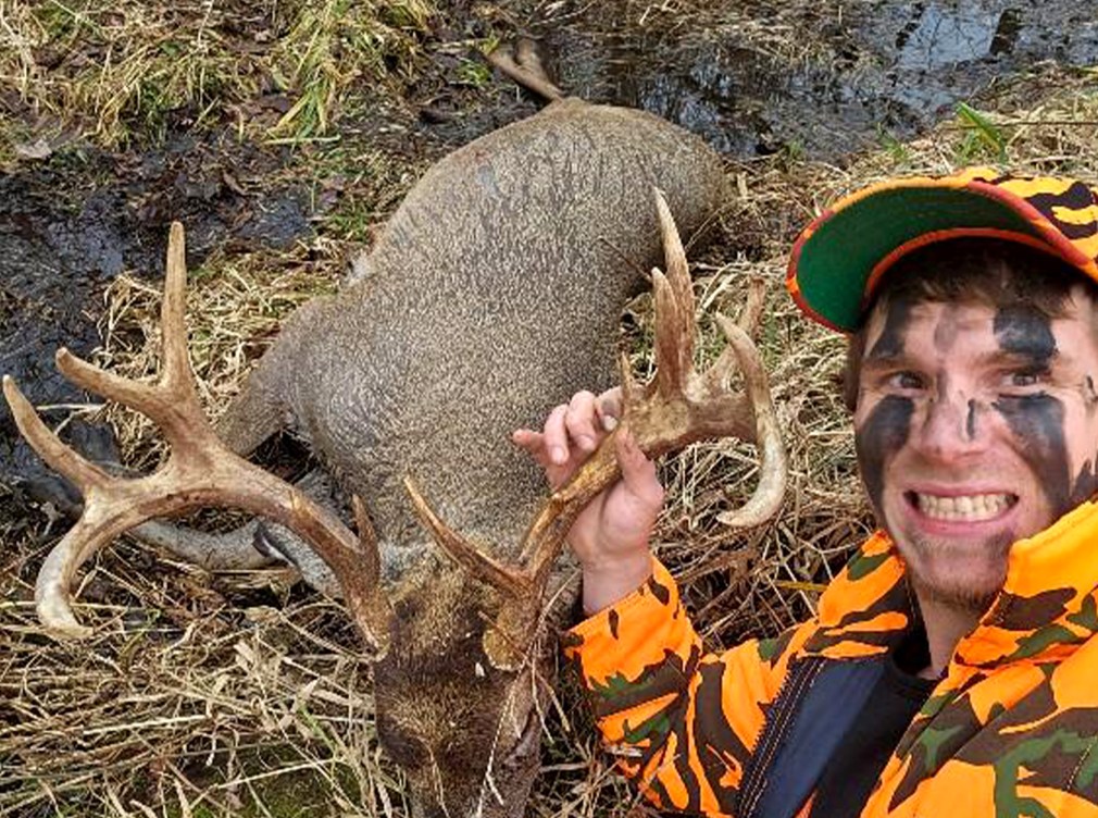 After 200 Hours of Bowhunting, Wisconsin Hunter Finally Sees His Target ...