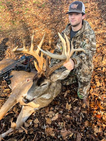 Bowhunter Tags a 200-Inch Buck in the St. Louis Suburbs After 5 Years ...
