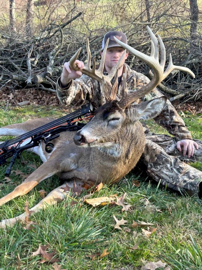 Bowhunter Tries a Closer Setup, Draws on a Huge Buck While Surrounded ...