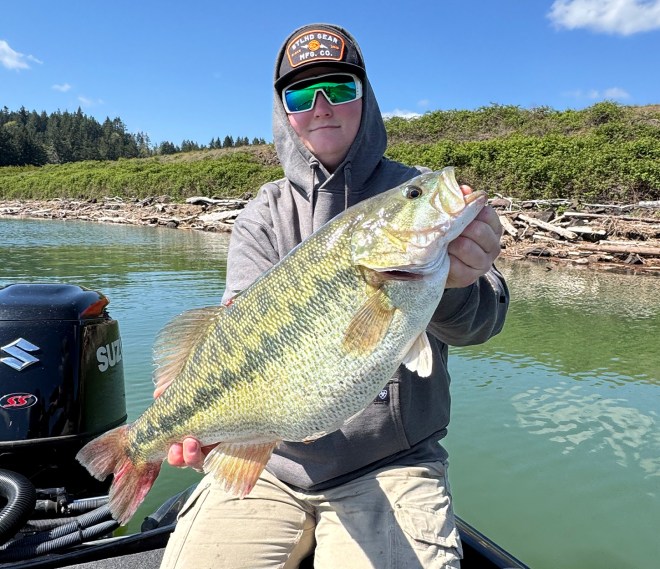 Tennessee Fishing Guide Catches Record Bass that Officials Say Shouldn ...