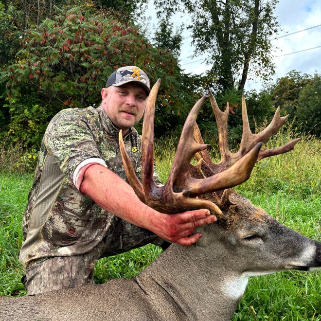 Wisconsin Bowhunter Tags 20-Point Buck While Sneaking into His Stand at ...
