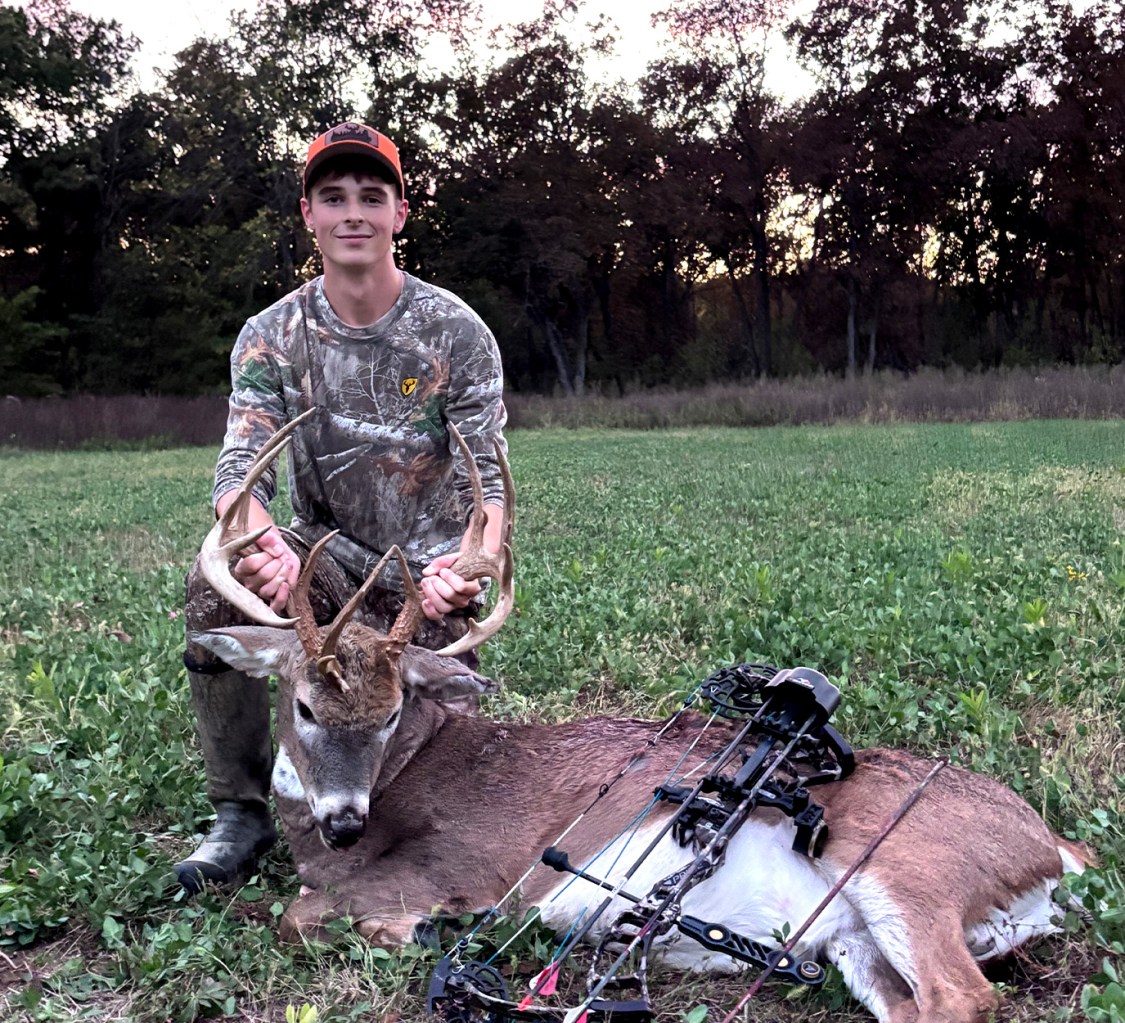 College Kid Plays Hooky and Arrows a Huge Missouri Buck with 3 Main ...
