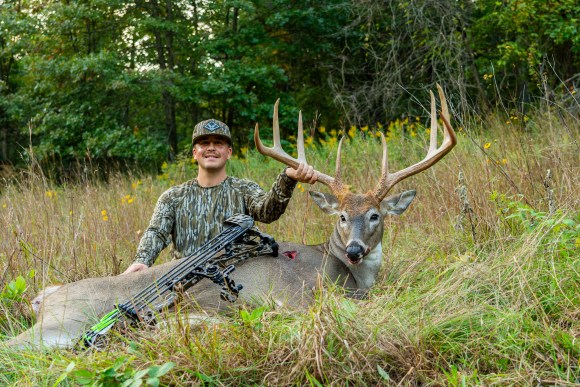 Bowhunter Self-Films His Hunt for a Buck with an Insanely Wide Spread