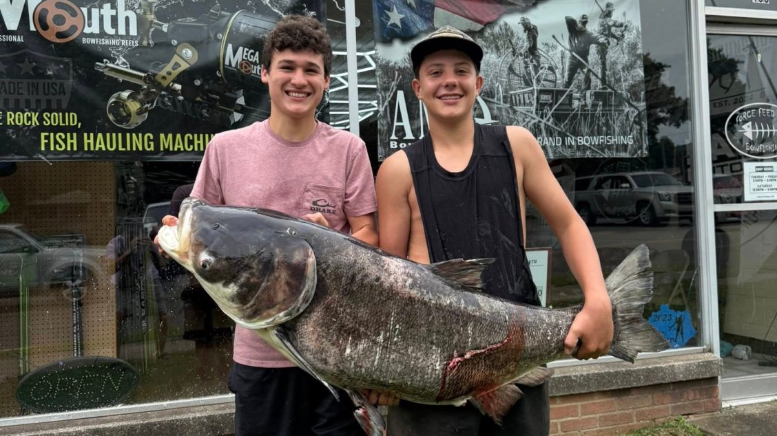 Kentucky Teen Arrows Potential World-Record Bighead Carp with a Busted ...